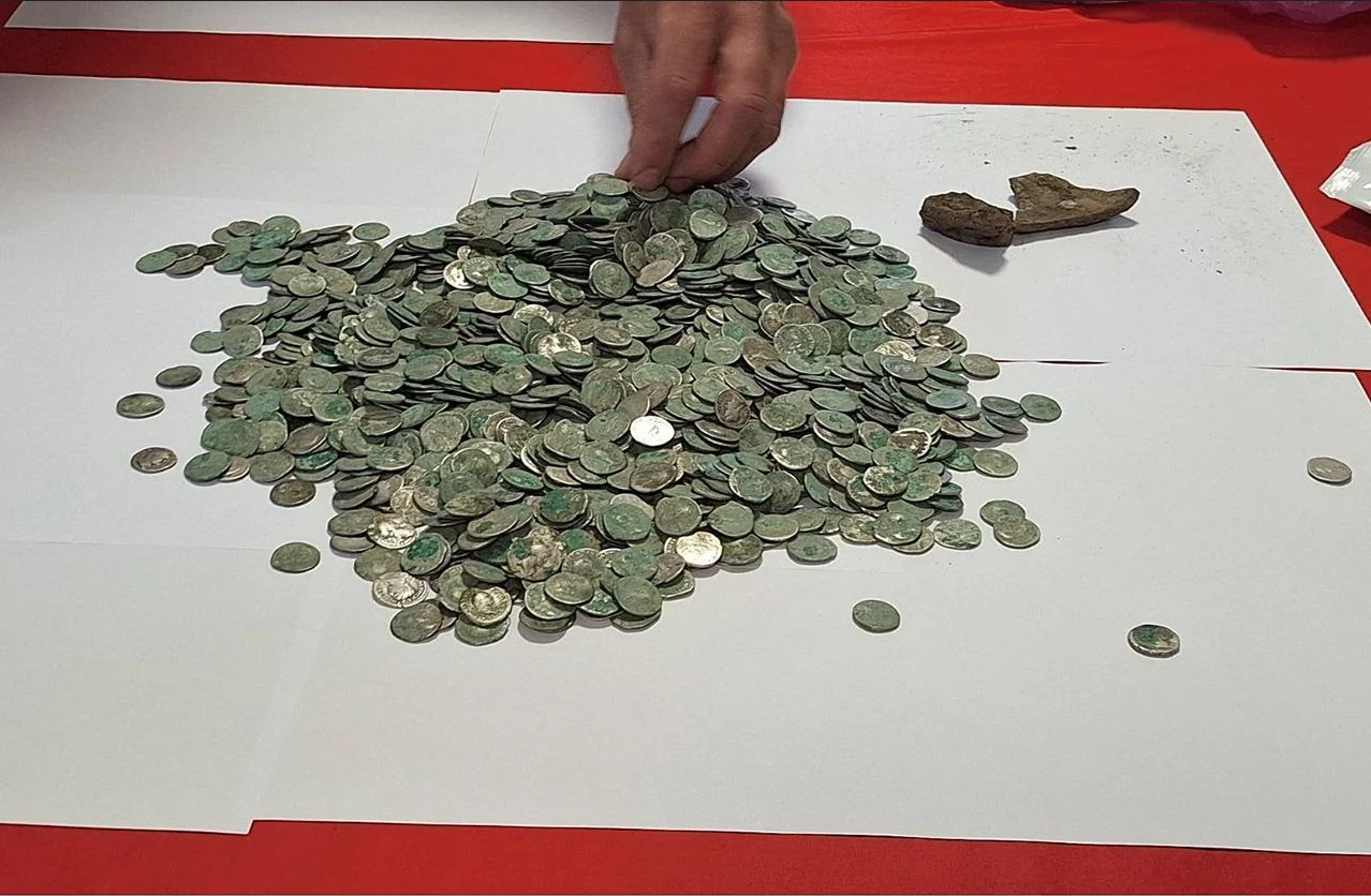 Roman coin hoard discovered by Romanian metal detectorist - Jongeling ...